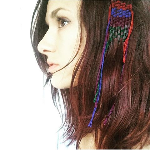 Hair Tapestry: le treccine colorate ritornano di moda