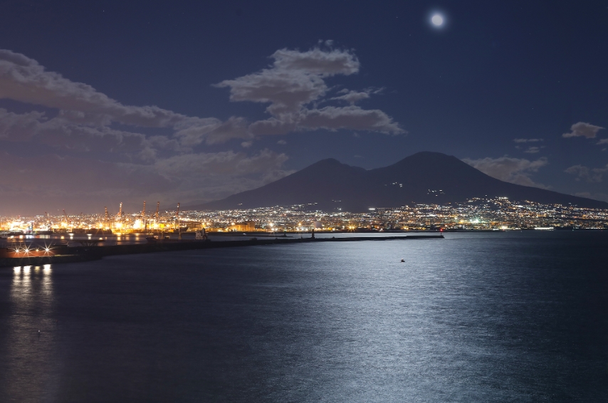 Altro che superluna: a dicembre Napoli di notte è così