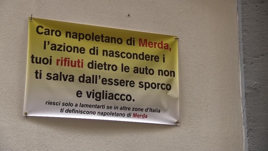 Cartelli choc contro l'abbandono di rifiuti in via Toledo