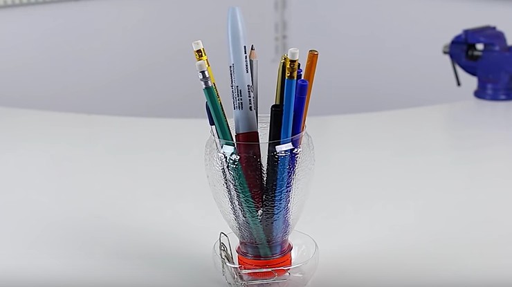 Come riciclare una bottiglia di plastica e trasformarla in un portapenne