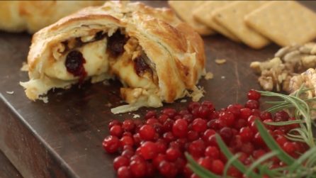 Bacon Brie Crescent Wreath: a very appetizing recipe | Cookist.com