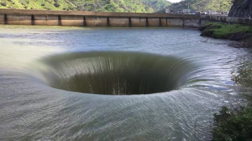 Il lago con il buco: l’acqua scorre e sembra sparire nel nulla