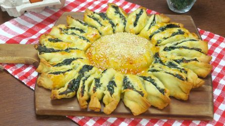 Cheesy puff pastry sunflower: perfect as appetizer! | Cookist.com
