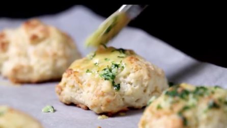 Cheddar biscuits: an easy recipe for decadent biscuits | Cookist.com