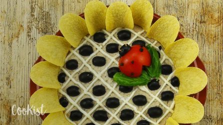 Cheesy puff pastry sunflower: perfect as appetizer! | Cookist.com